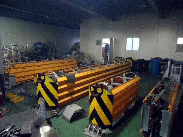 충격흡수시설차량충돌충격흡수완화장치우신그린산업 도로시설 교통안전 제조업체 감시카메라 시설물 유지관리 종합건설 우신그린