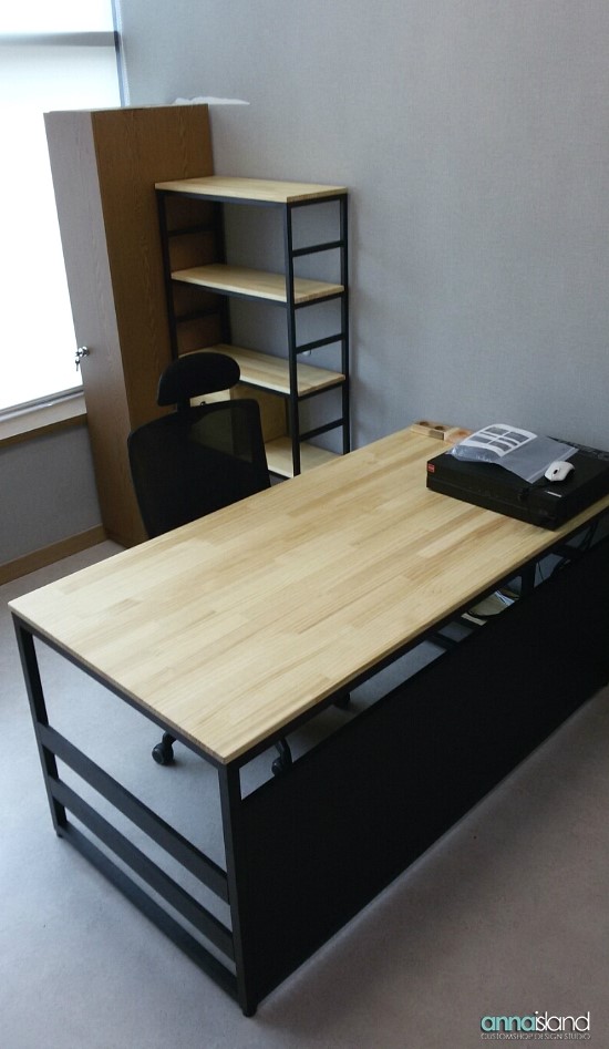 친환경에 기능성까지 갖춘 수제 가구 안나아일랜드 원목철제가구 사무실책상제작 주문제작가구 공방가구 컴퓨터책상제작 맞춤
