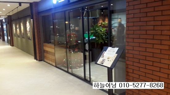 아브뉴프랑 매장입구 조립식 칸막이테라스천막비닐천막테라스바람막이테라스방풍막설치테라스인테리어실내칸막이흡연부스
