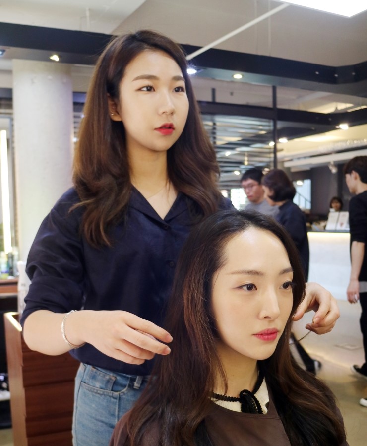 긴얼굴형 헤어스타일 굵은웨이브펌으로 미모 Up 아베다컨셉살롱상수동미용실 리파이너리 네이버 블로그