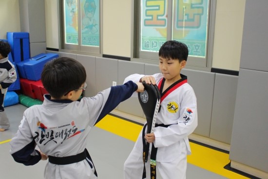 한빛태권도 대구 달서구 유천동 태권도 대곡역 유천초등학교 초등부and유치부 태권도전문 한빛태권도 태권도주먹정권지르기