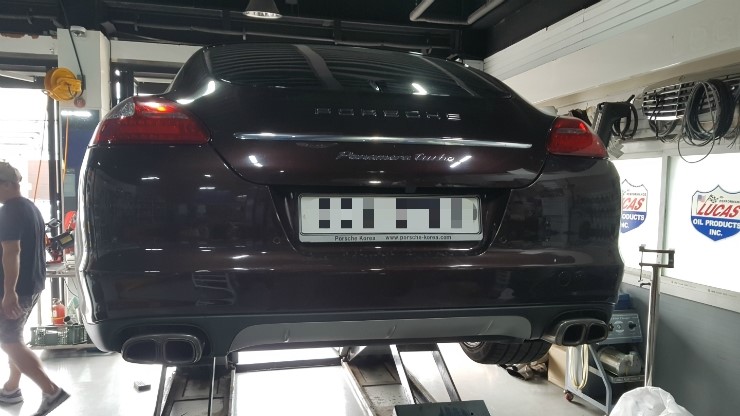루카스 포르쉐 파나메라터보차량 브레이크정비 뒤패드교환 센서교환 하체점검 일산포르쉐정비튜닝일산브레이크작업일산브렘보식사동