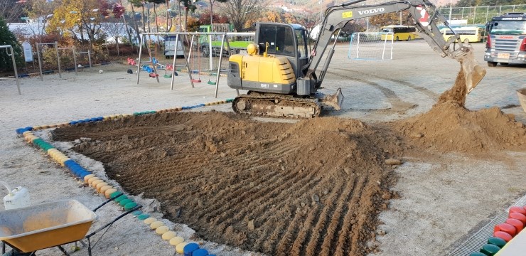 아이클리니 고무경계블럭 안전경계석 모래교체 모래보충 경기도 가평군 방일초등학교 놀이터경계 및 모래장 모래 포설