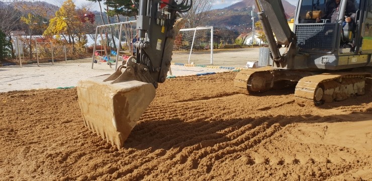 아이클리니 고무경계블럭 안전경계석 모래교체 모래보충 경기도 가평군 방일초등학교 놀이터경계 및 모래장 모래 포설
