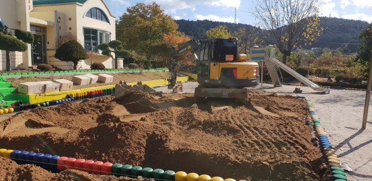 아이클리니 고무경계블럭 안전경계석 모래교체 모래보충 경기도 가평군 방일초등학교 놀이터경계 및 모래장 모래 포설