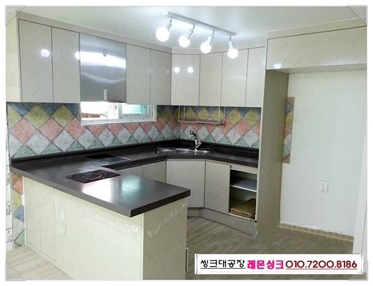 싱크대의 코너를 오각장으로 디자인하고 아일랜드식탁과 냉장고 장을 연결한 ㄷ자 주방 인테리어와 슬라이딩 붙박이장 네이버 블로그