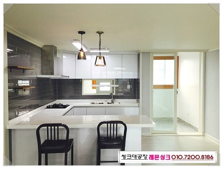 벽선반과 아일랜드 식탁이 예쁜 ㄷ자 구조 화이트 하이그로시 싱크대는 레몬씽크 씽크대 공장에서 주방인테리어 설계해보자