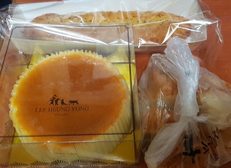 창원 마산 맛집 신세계백화점 지하에 있는 이흥용과자점 명란바게트 마늘빵 치즈케이크 맛있는 빵집 네이버 블로그
