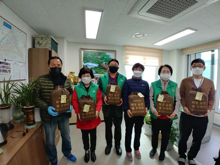 시사프리신문 번1동 새마을단체 코로나 극복 희망 품은 복꾸러미 전달