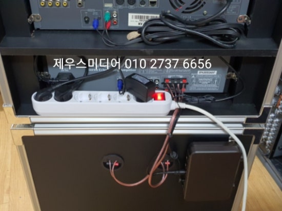 금영 KY KMS-150B 노래방반주기로 이동식 중고 노래방기계 앰프와 모니터 무선마이크에 스피커내장 일체 이동형 노래방기계 케이스로 가정용 업소용 중고 이동식 노래방기기 ...