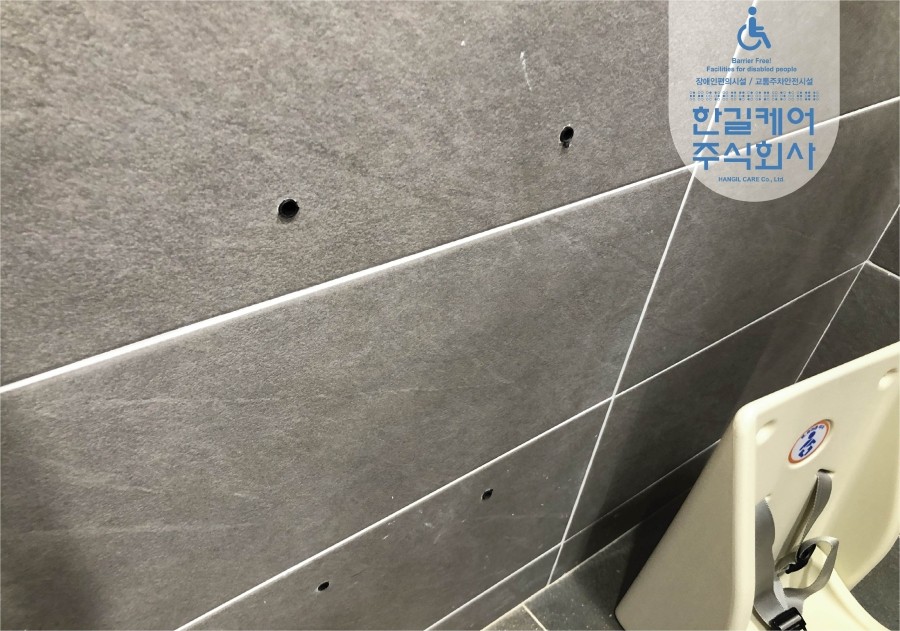 영유아거치대 설치 장애인화장실 필수품목 베이비시트 영유아의자 유아용거치대 판매제품정보 설치기준 시공사례 네이버 블로그