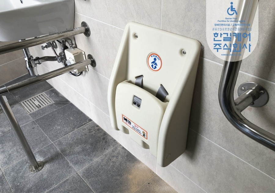 영유아거치대 설치 장애인화장실 필수품목 베이비시트 영유아의자 유아용거치대 판매제품정보 설치기준 시공사례 네이버 블로그